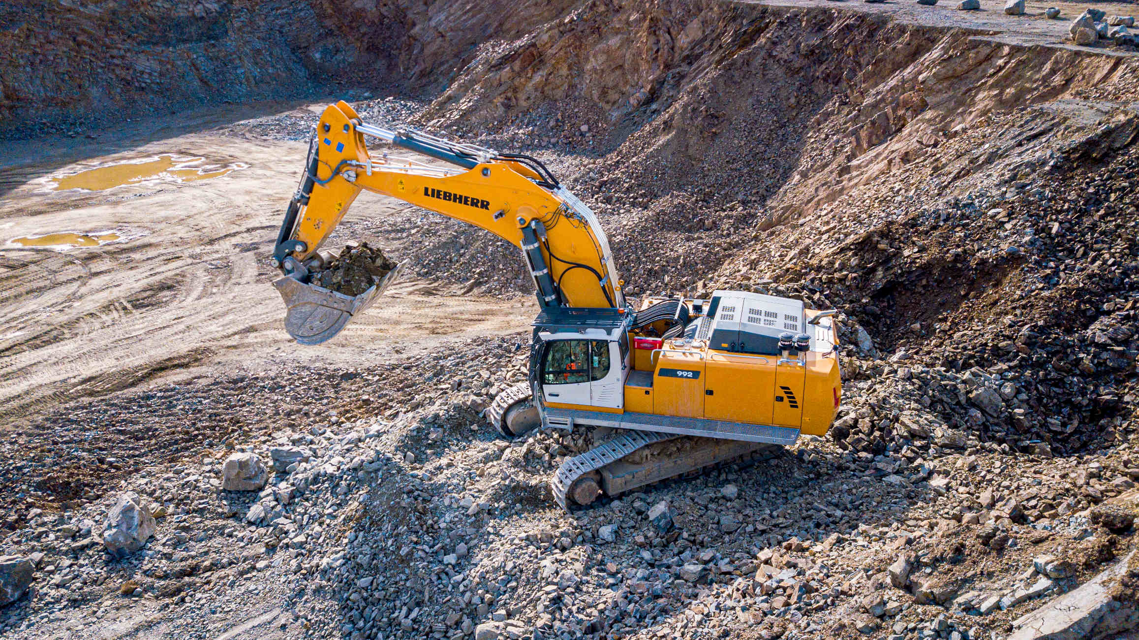 Liebherr Crawler Excavators Successfully Move 80,000 Tonnes of Gravel ...