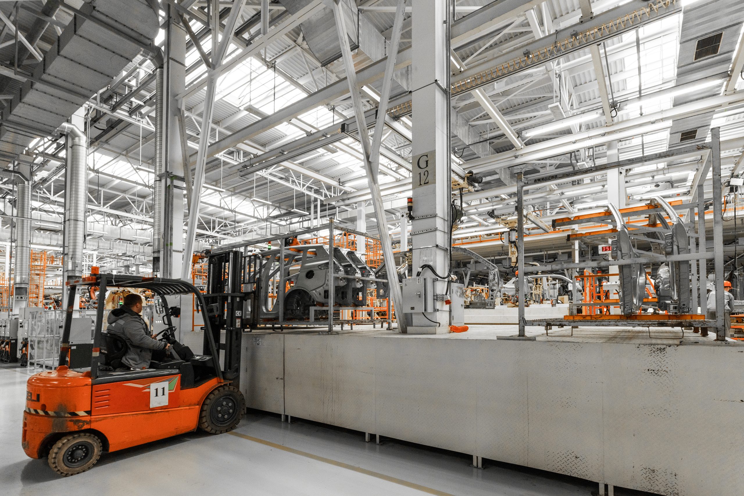 Electric Reach-Stacker Gets F1-Inspired Tech Boost — A Game-Changer in ...